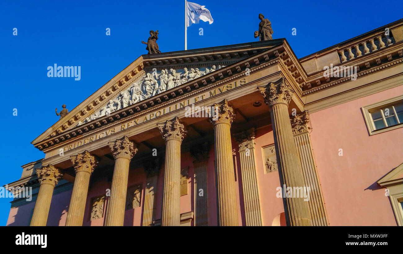Back view of the state opera hi-res stock photography and images - Alamy