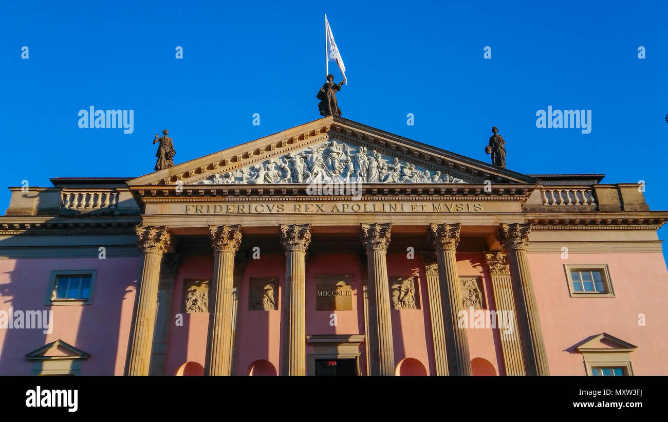 Back view of the state opera hi-res stock photography and images - Alamy