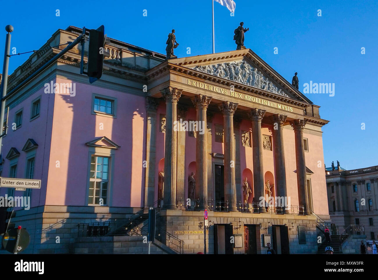 Back view of the state opera hi-res stock photography and images - Alamy
