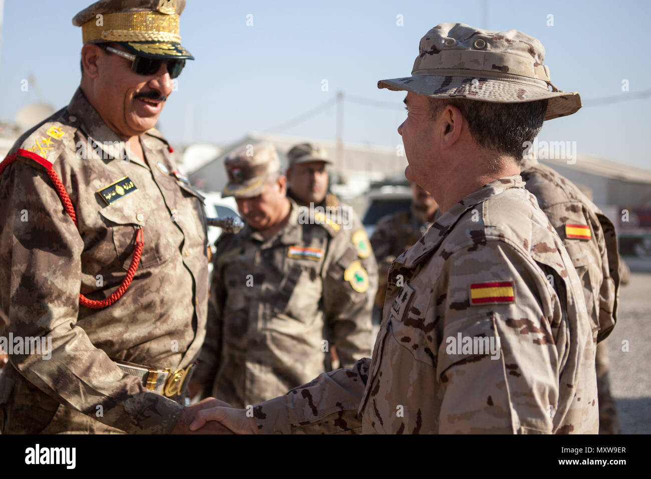 Iraqi Lt. Gen. Hamil Abdallah Emhamed, left, Iraqi Border Guard Police ...