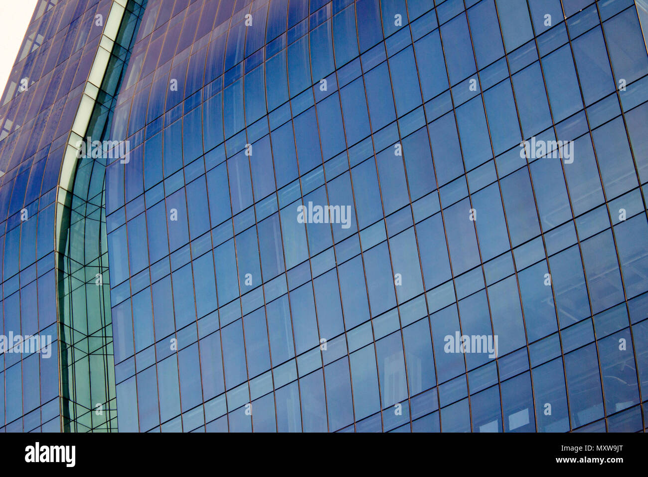 Skyscraper glass window close up hi-res stock photography and images ...