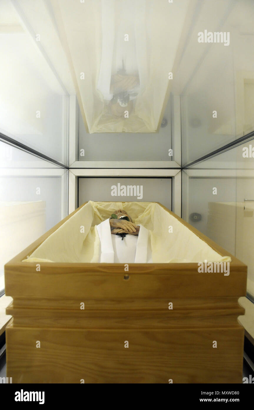 a senior man dead Stock Photo - Alamy