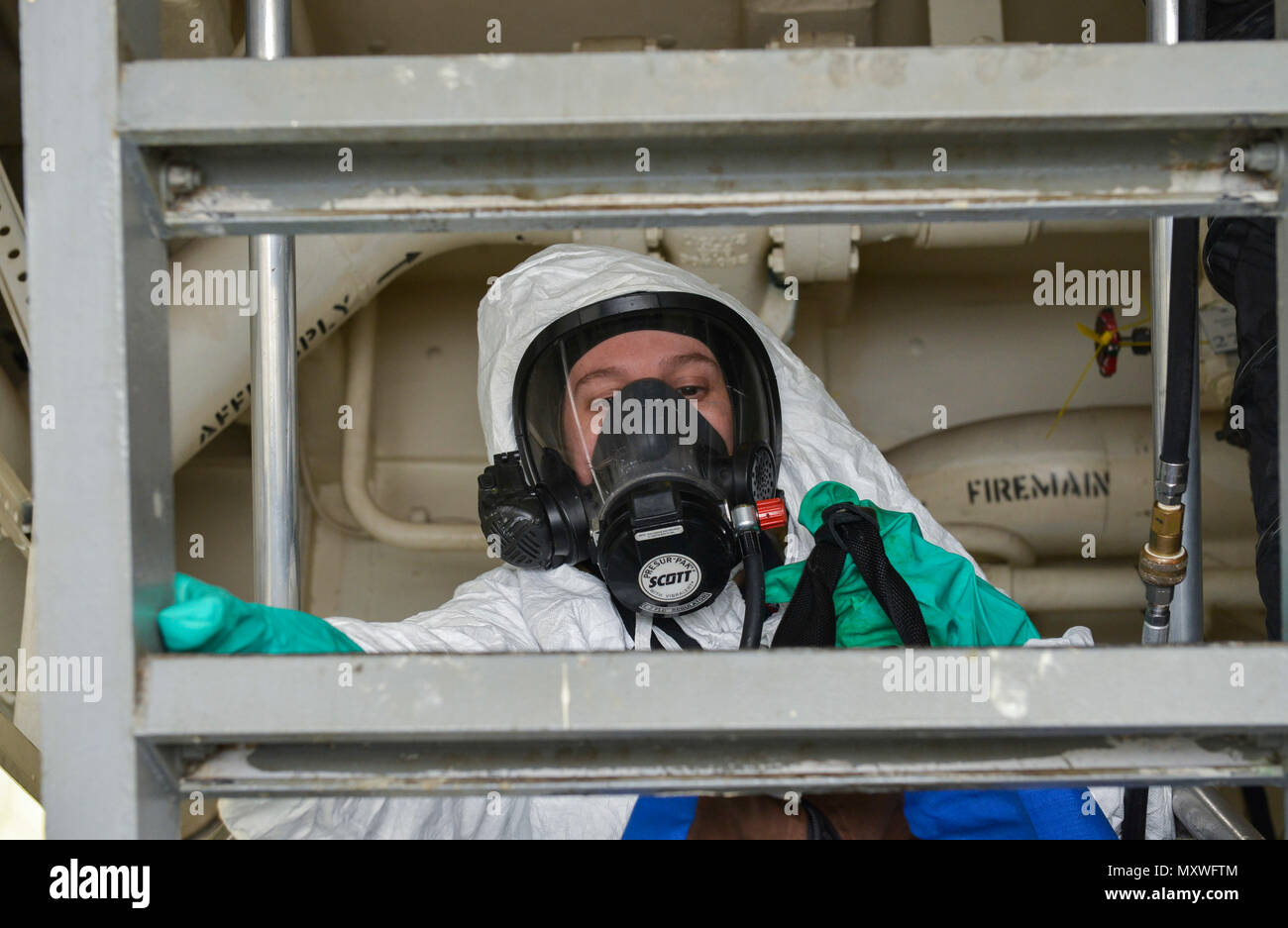 ATLANTIC OCEAN (Dec. 9, 2016) – Petty Officer 1st Class Bridget Cowney ...