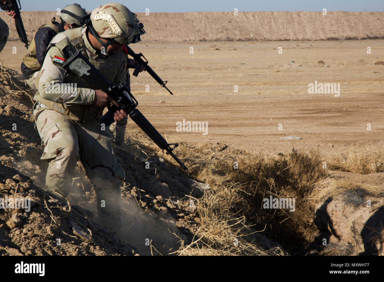 Iraqi soldiers attending the Iraqi Noncommissioned Officer Academy ...