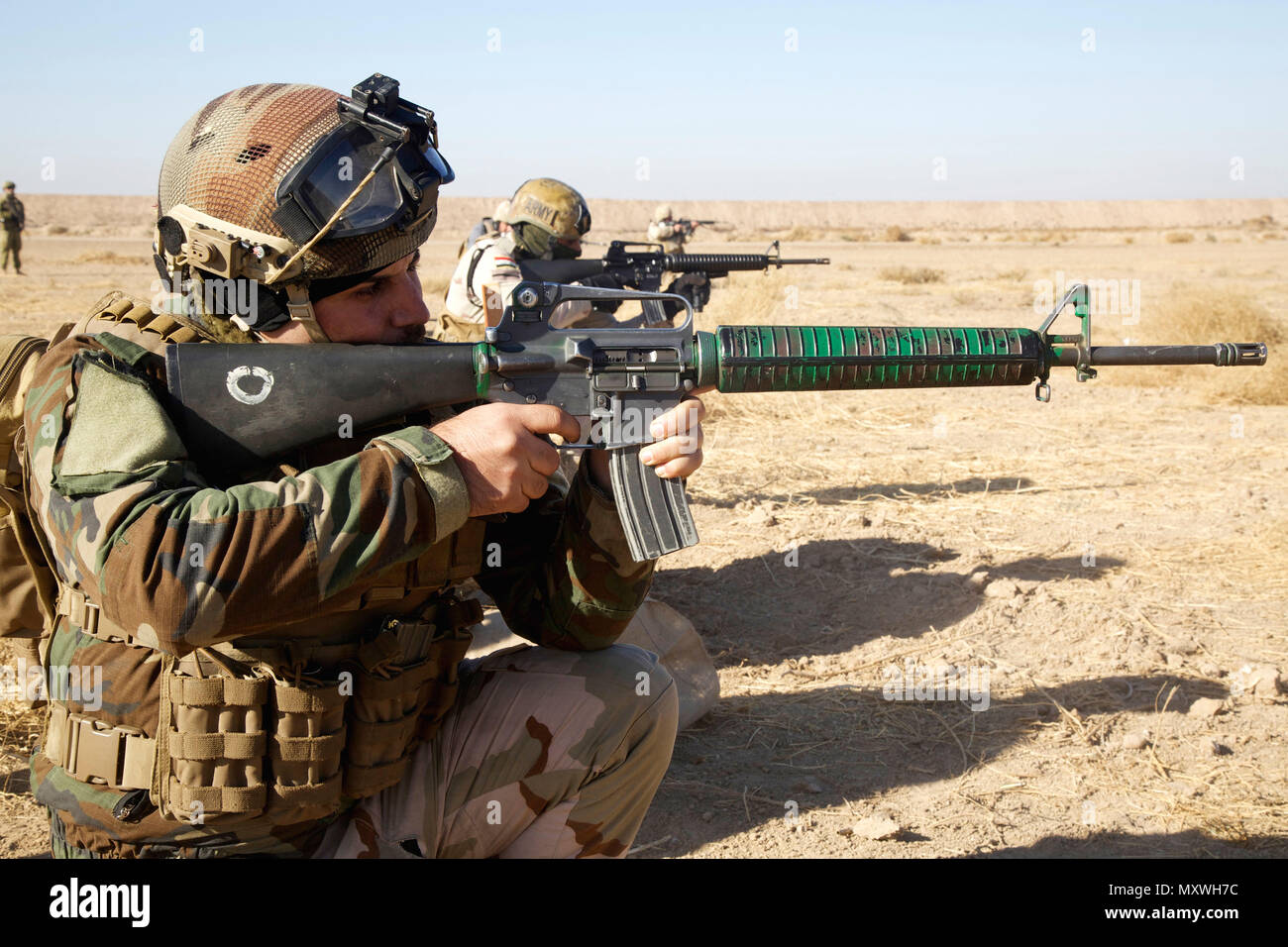 Iraqi soldiers attending the Iraqi Noncommissioned Officer Academy fire ...