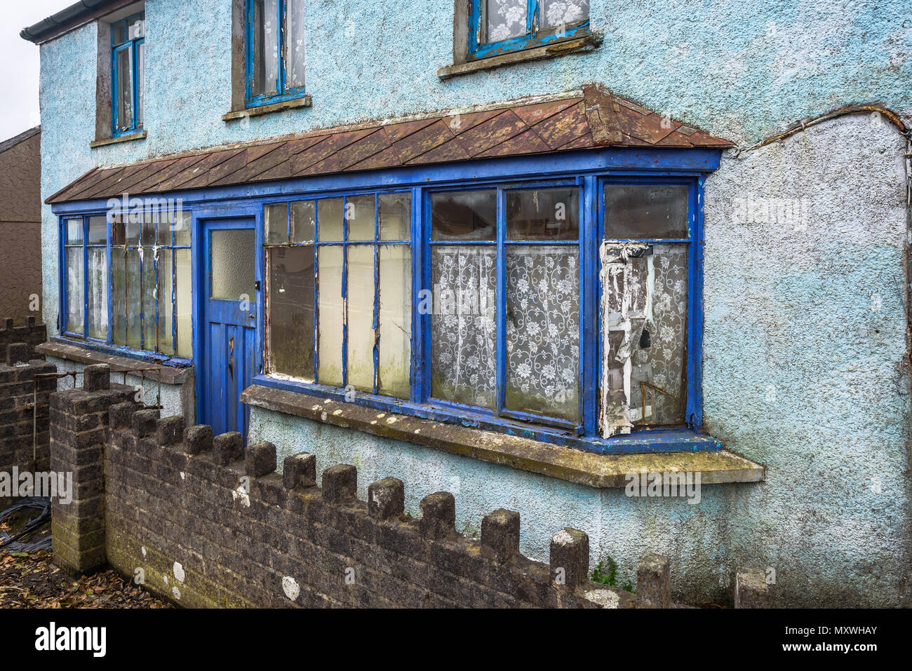 Blue window frames hi-res stock photography and images - Alamy