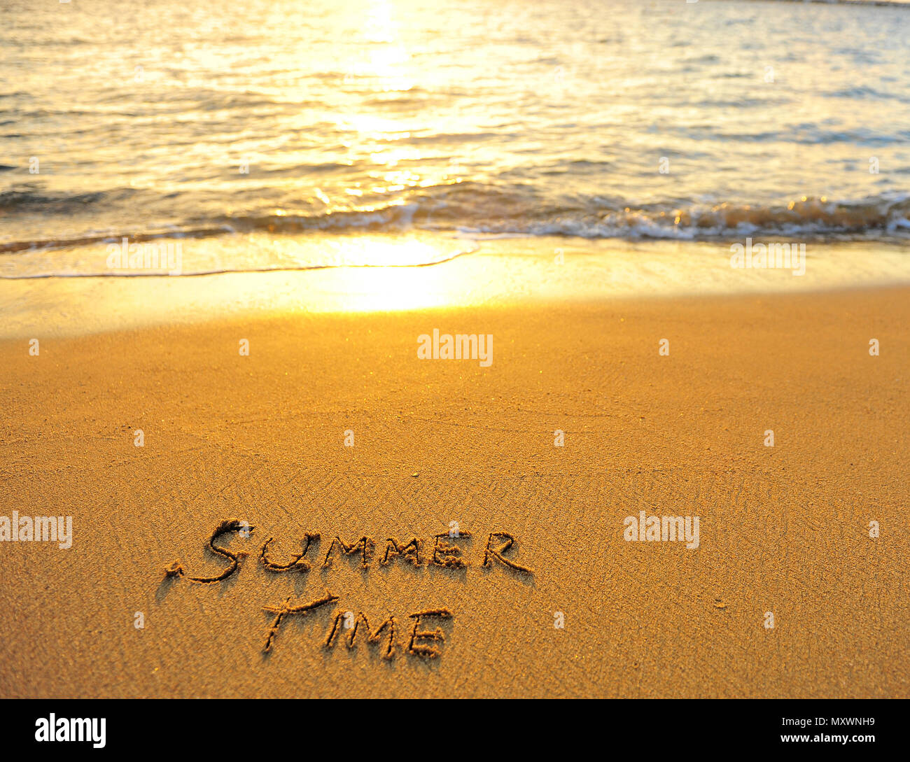 Summer time sign on sand beach, summer background Stock Photo - Alamy