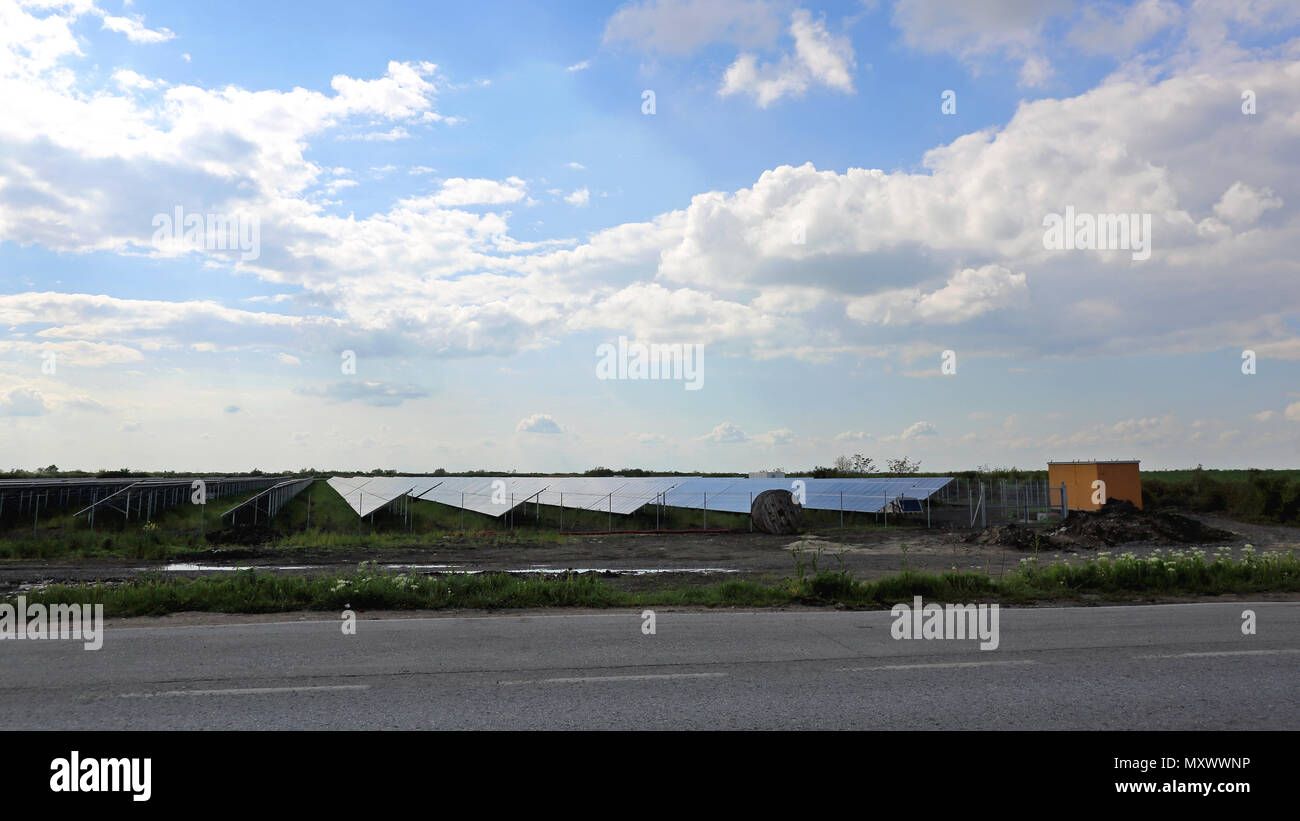 Field of photovoltaic panels hi-res stock photography and images - Alamy