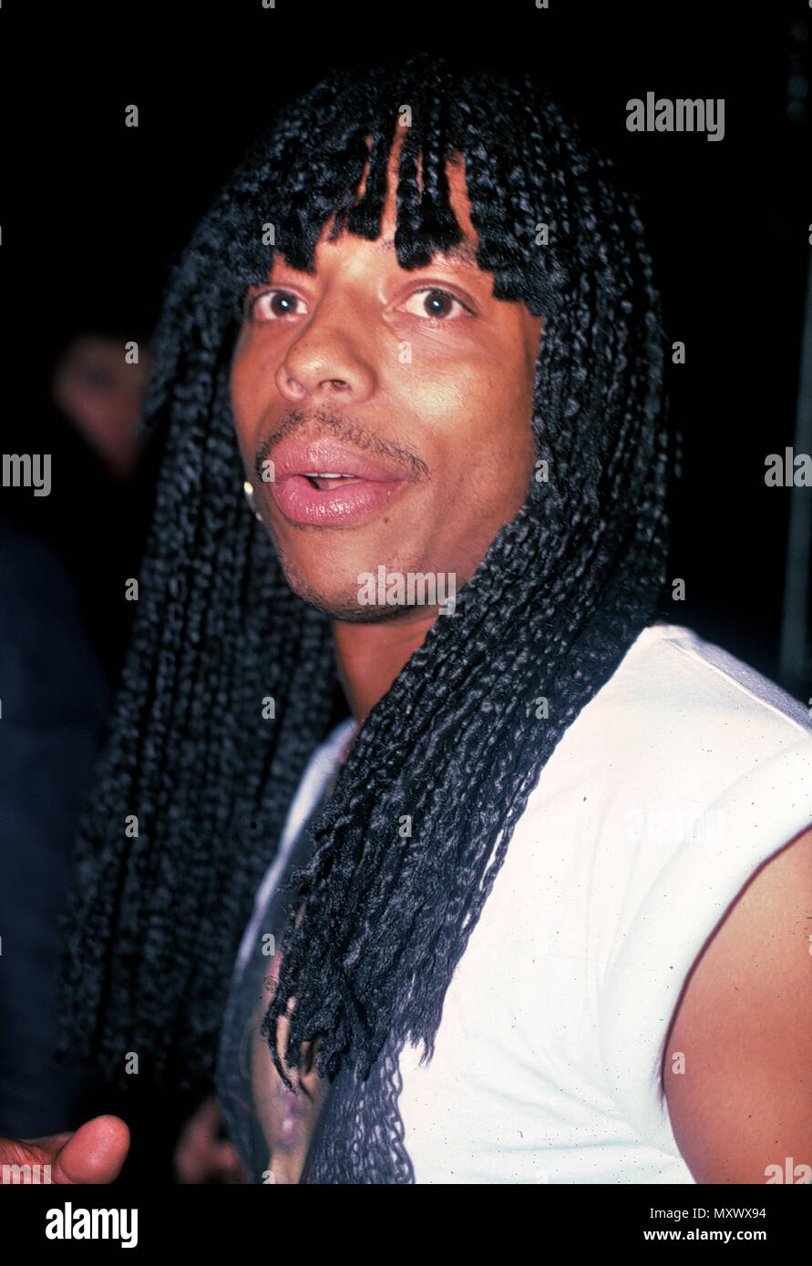 Rick James visits Mary Wilson backstage before her performance at the ...