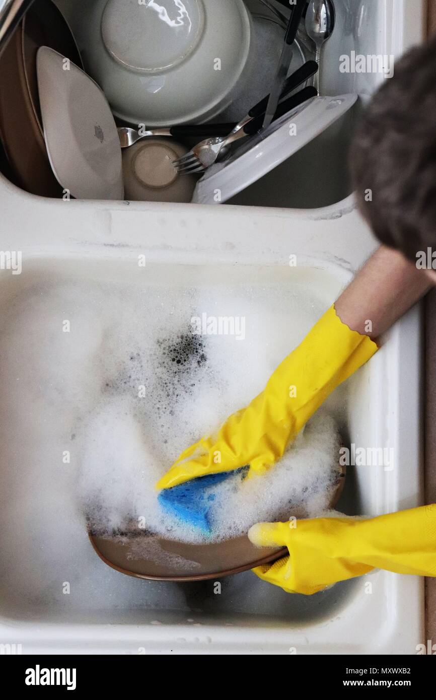 Doing the dishes hi-res stock photography and images - Alamy