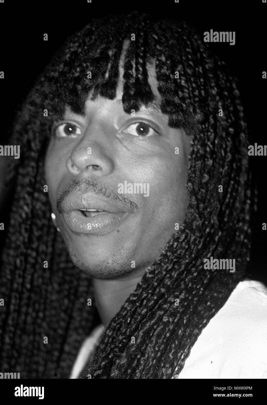 Rick James visits Mary Wilson backstage before her performance at the ...