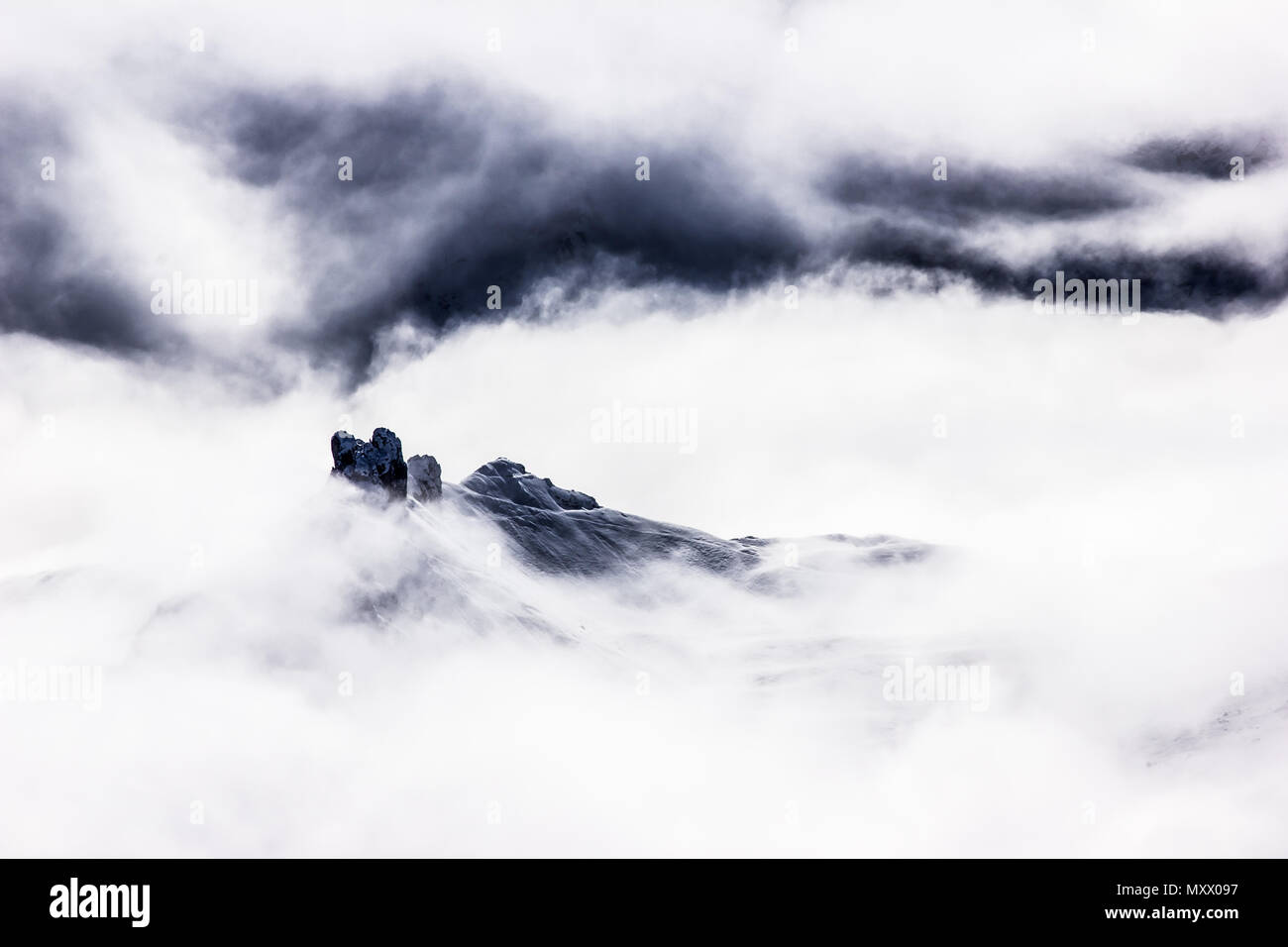 Foggy mountain peaks background hi-res stock photography and images - Alamy