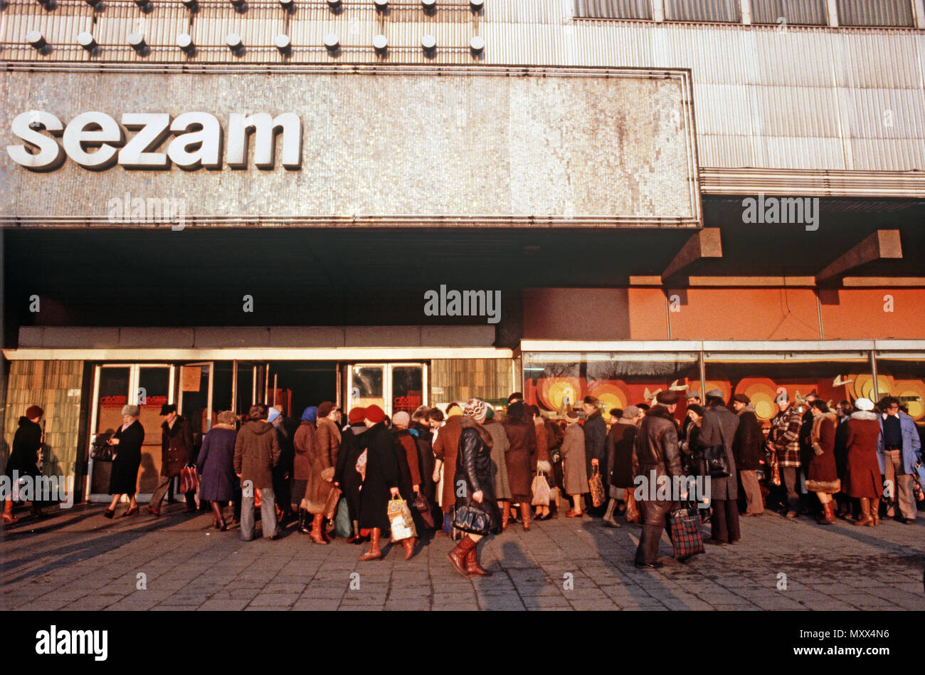 Food queue outside Warsaw supermarket, Poland Stock Photo - Alamy