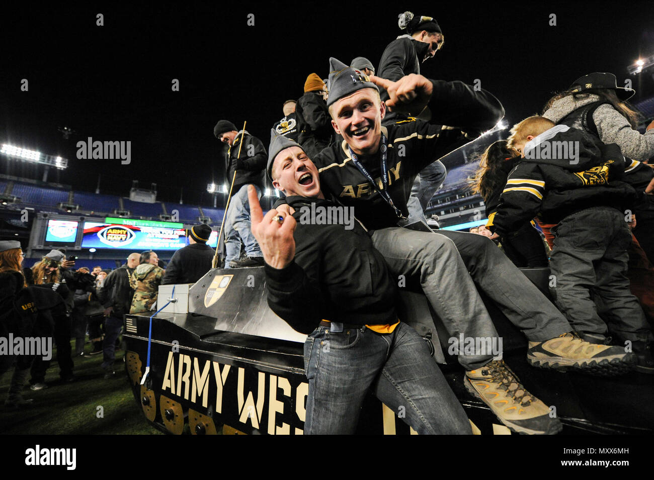 161210-N-XP477-3196 BALTIMORE, Md. (Dec. 10, 2016) Fans celebrate Army ...