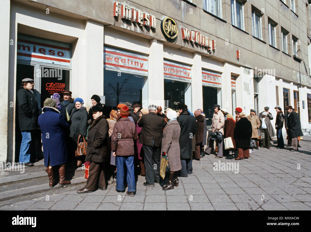 Queues 1970s hi-res stock photography and images - Alamy