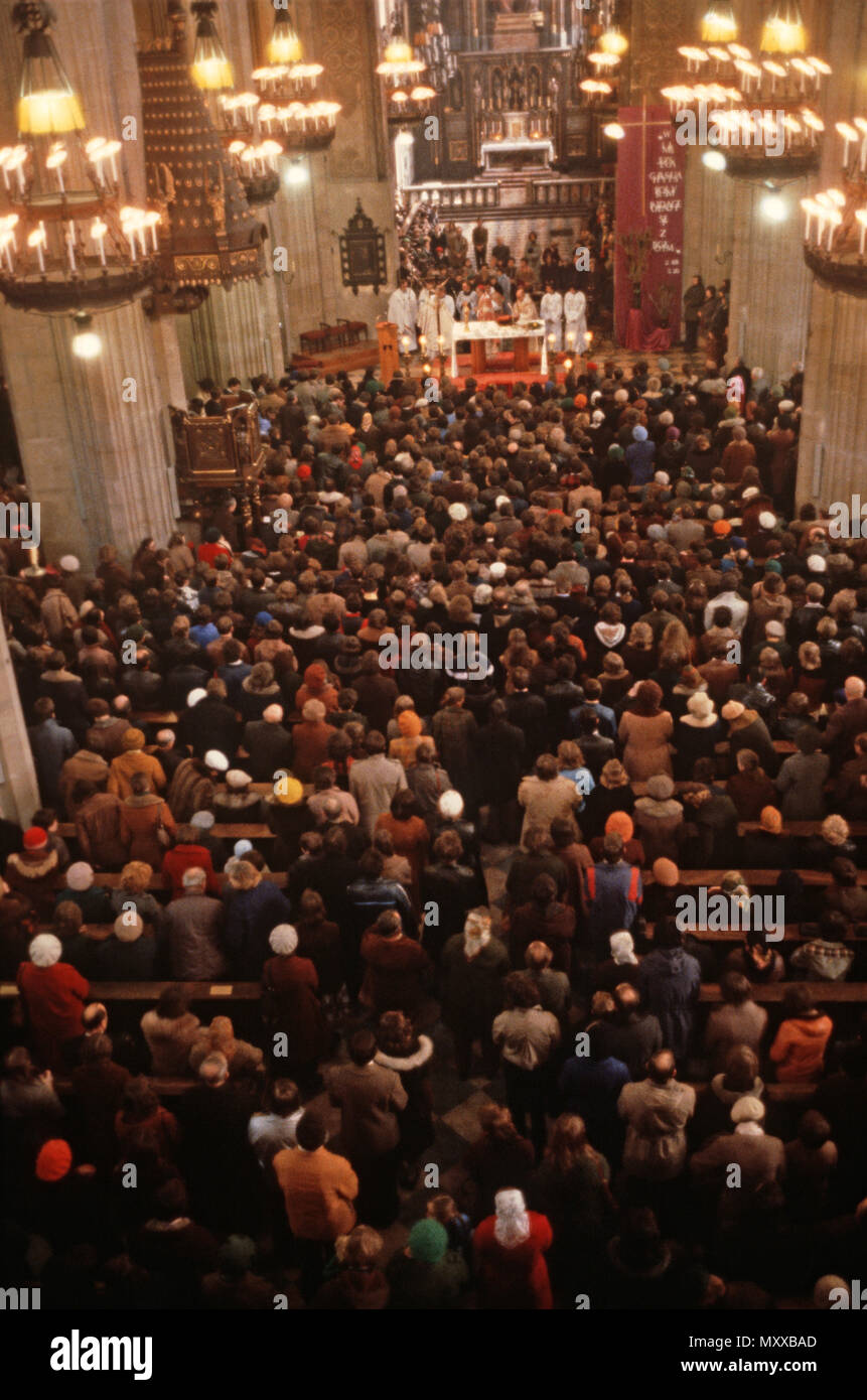 Catholic mass 1970s hi-res stock photography and images - Alamy
