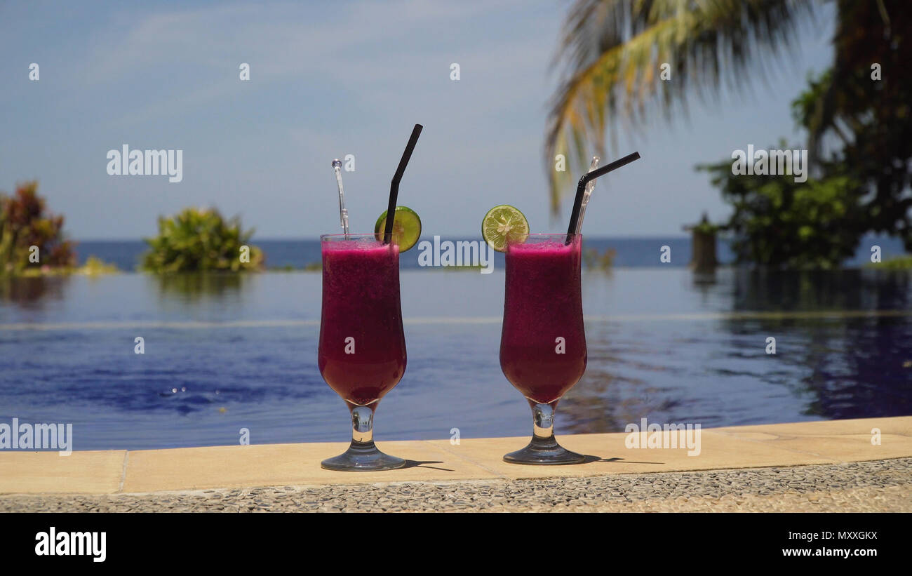 Cocktails on beach palm tree hi-res stock photography and images - Alamy