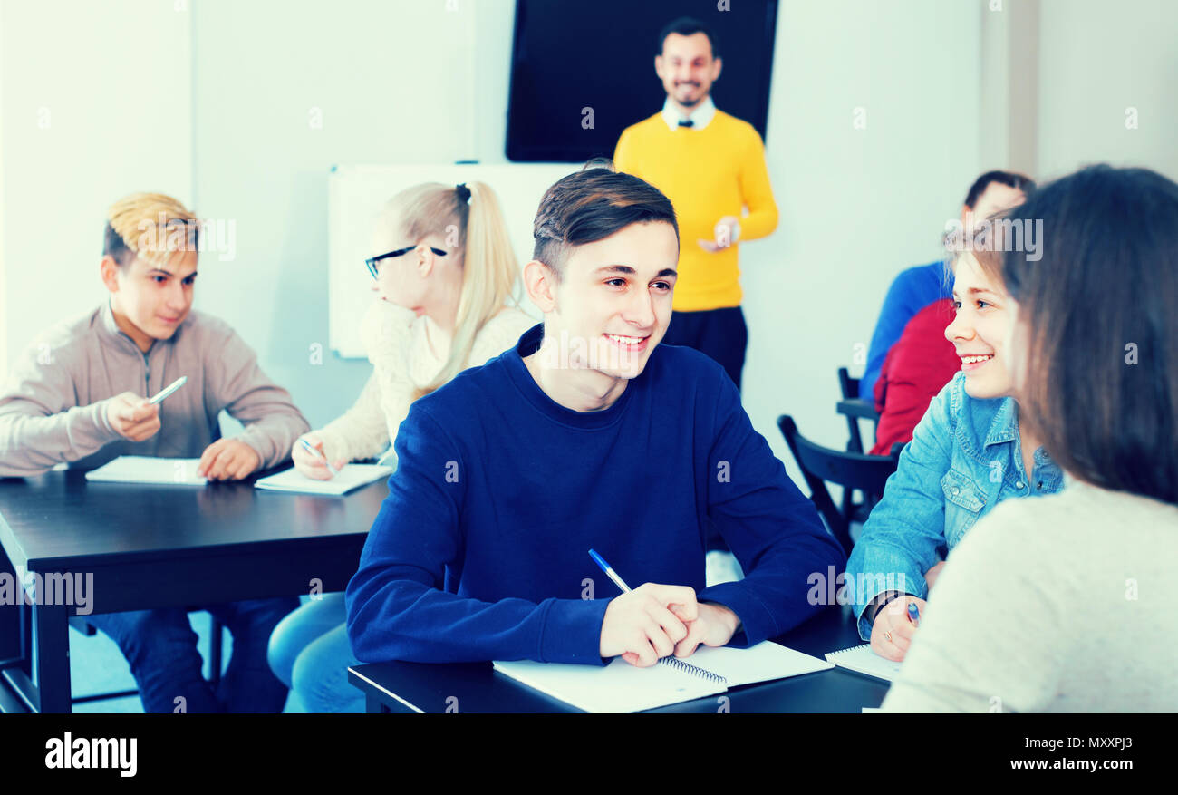 Girls and boys 15-18 years old are having group exercises in school ...