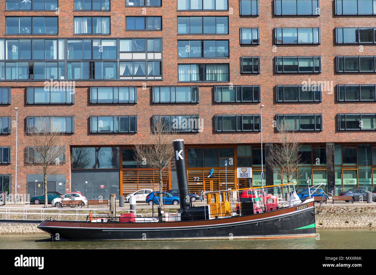 Downtown Rotterdam Boerengat harbor, historical ships, old harbor tug ...