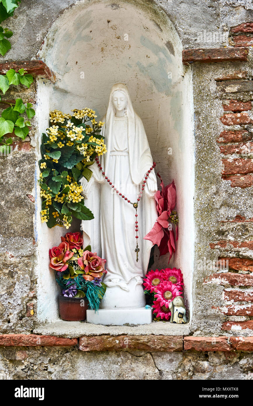 White statue of mary hi-res stock photography and images - Alamy