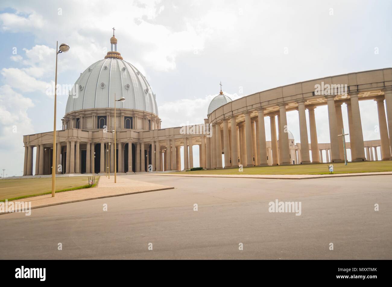 Basilica of our lady of peace of yamoussoukro hi-res stock photography and images - Alamy