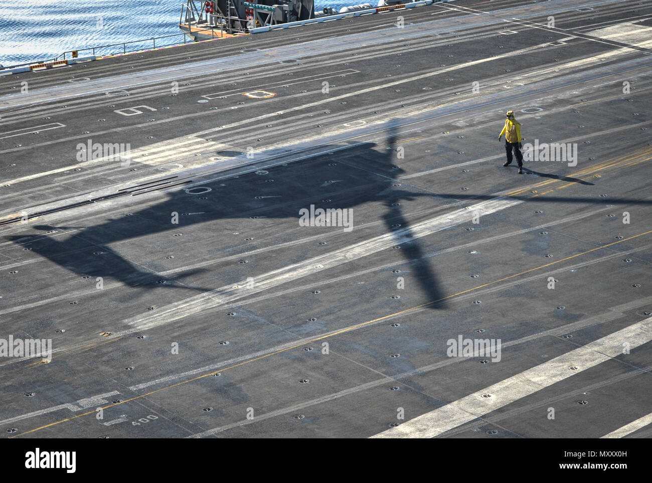 PACIFIC OCEAN (Dec. 12, 2016) –An MH-60S Sea Hawk helicopter, from ...