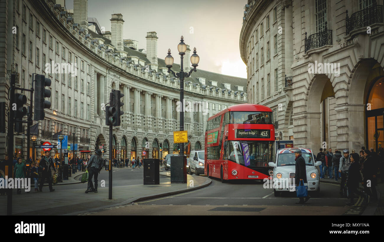 Piccadilly circus hi-res stock photography and images - Alamy