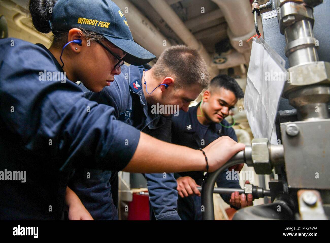 161207-N-ZY039-025 ATLANTIC OCEAN (Dec. 7, 2016) Sailors conduct ...