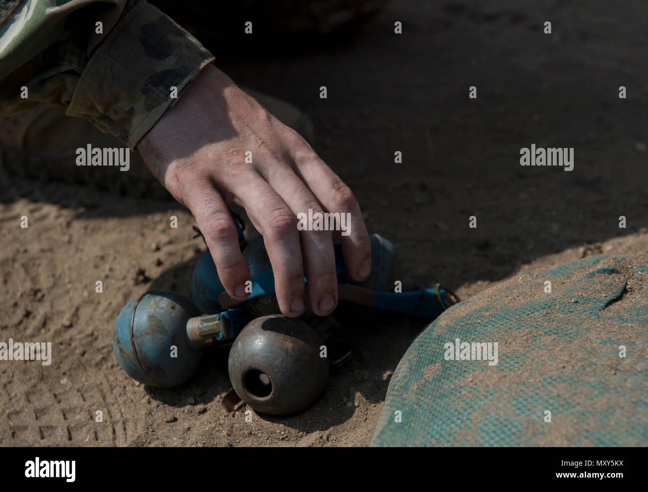 U.S. Army Infantry soldiers from the 1-124th Infantry Battalion and ...