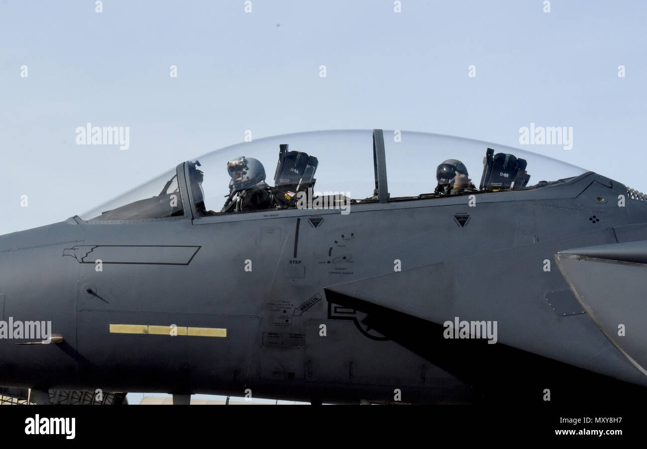 Razor talon strike eagle hi-res stock photography and images - Alamy