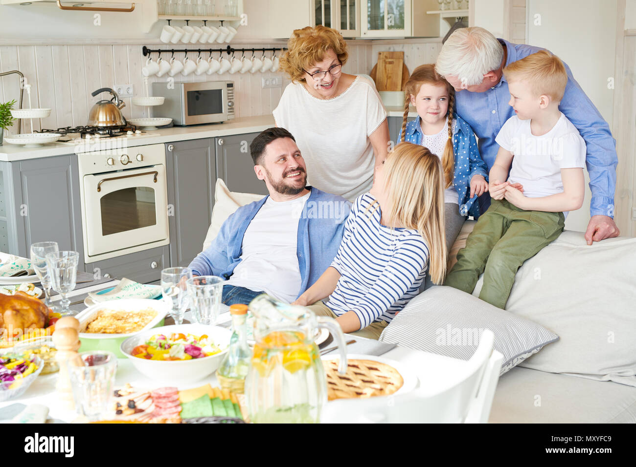 Group children sitting round table hi-res stock photography and images ...