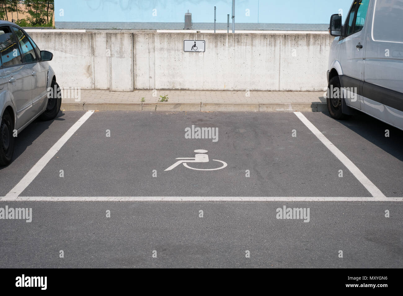free handicapped parking spot with wheelchair symbol Stock Photo - Alamy