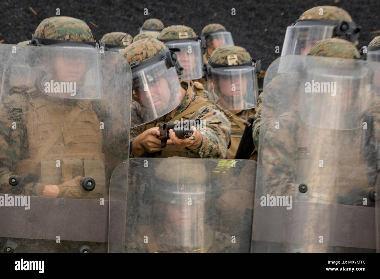 Marines with Echo Battery, Battalion Landing Team, 2nd Battalion, 5th ...