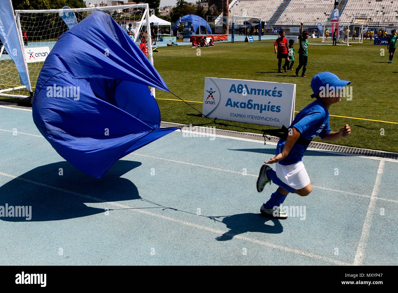 Parachute kite fan hi-res stock photography and images - Alamy