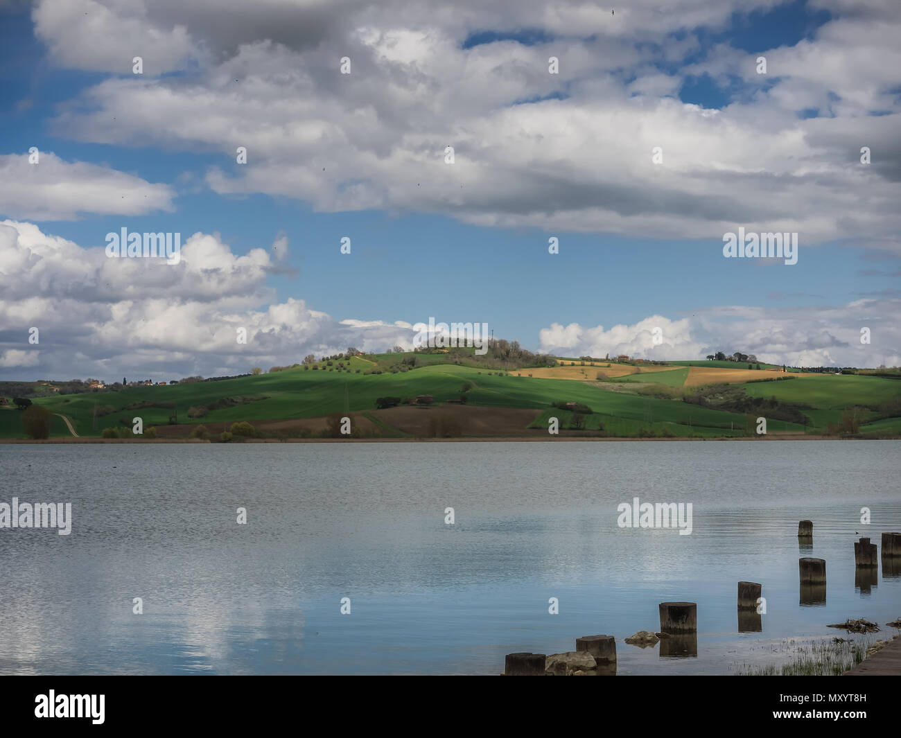 Tuscany village lake hi-res stock photography and images - Alamy