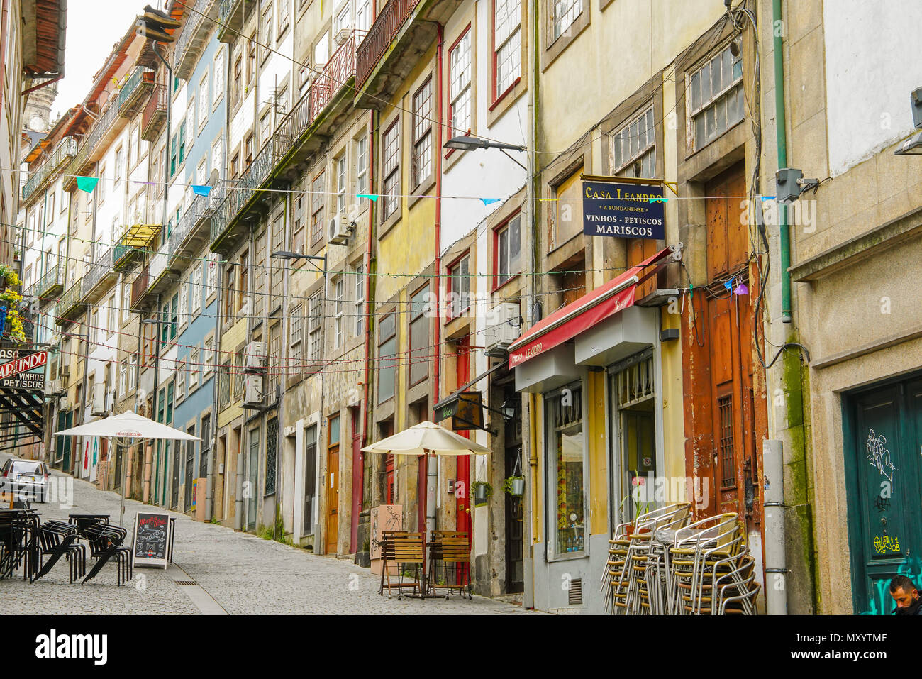 Colourful porto houses hi-res stock photography and images - Alamy