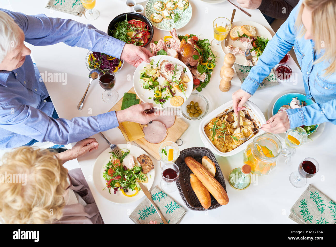 Big Group Of People Eating High Resolution Stock Photography and Images ...
