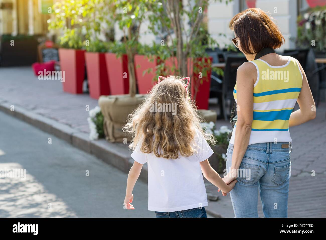 Urban portrait of mother and daughter. Back view Stock Photo - Alamy