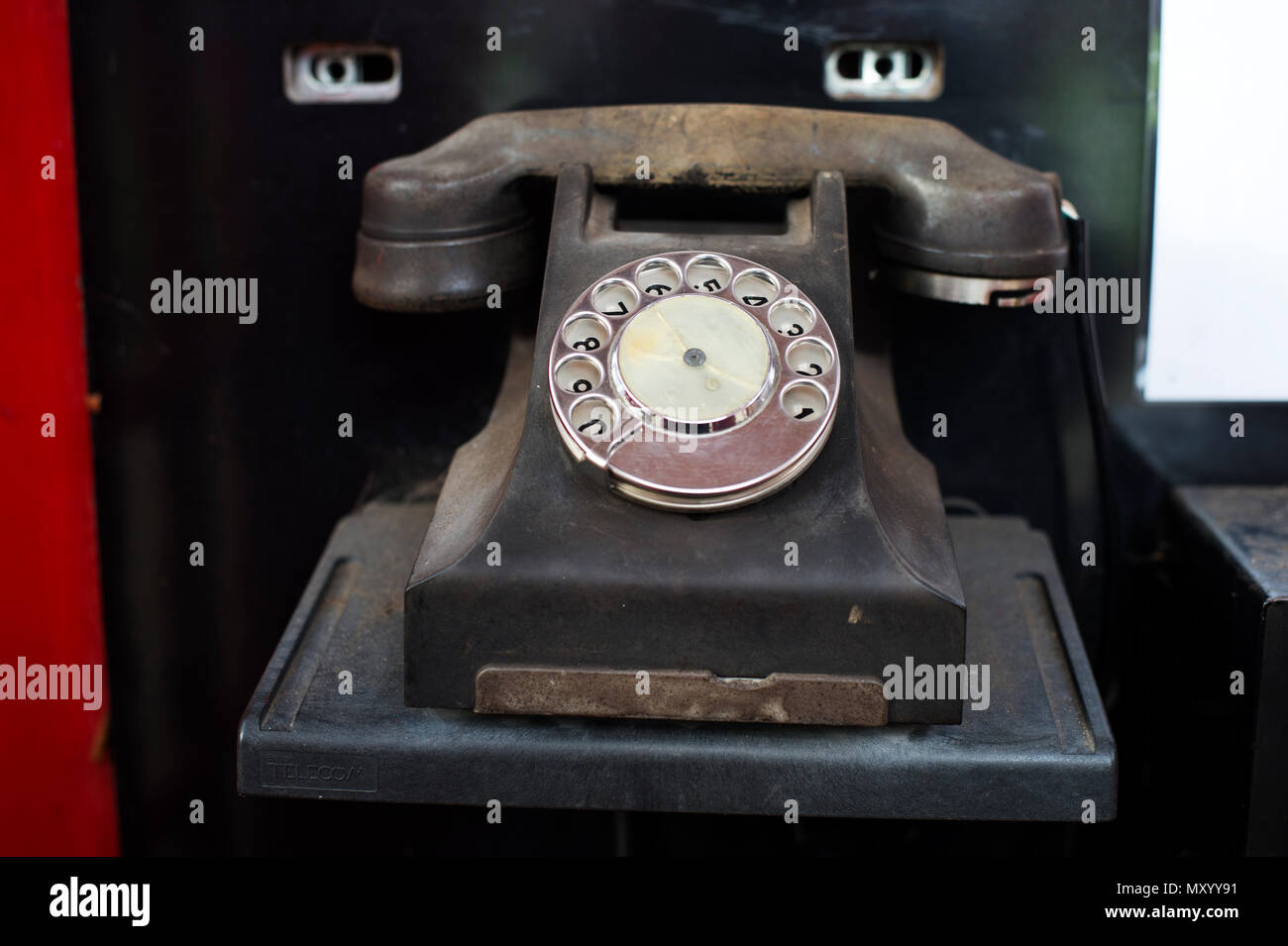 Ancient telephone in red kiosk, Dulwich, London Stock Photo - Alamy