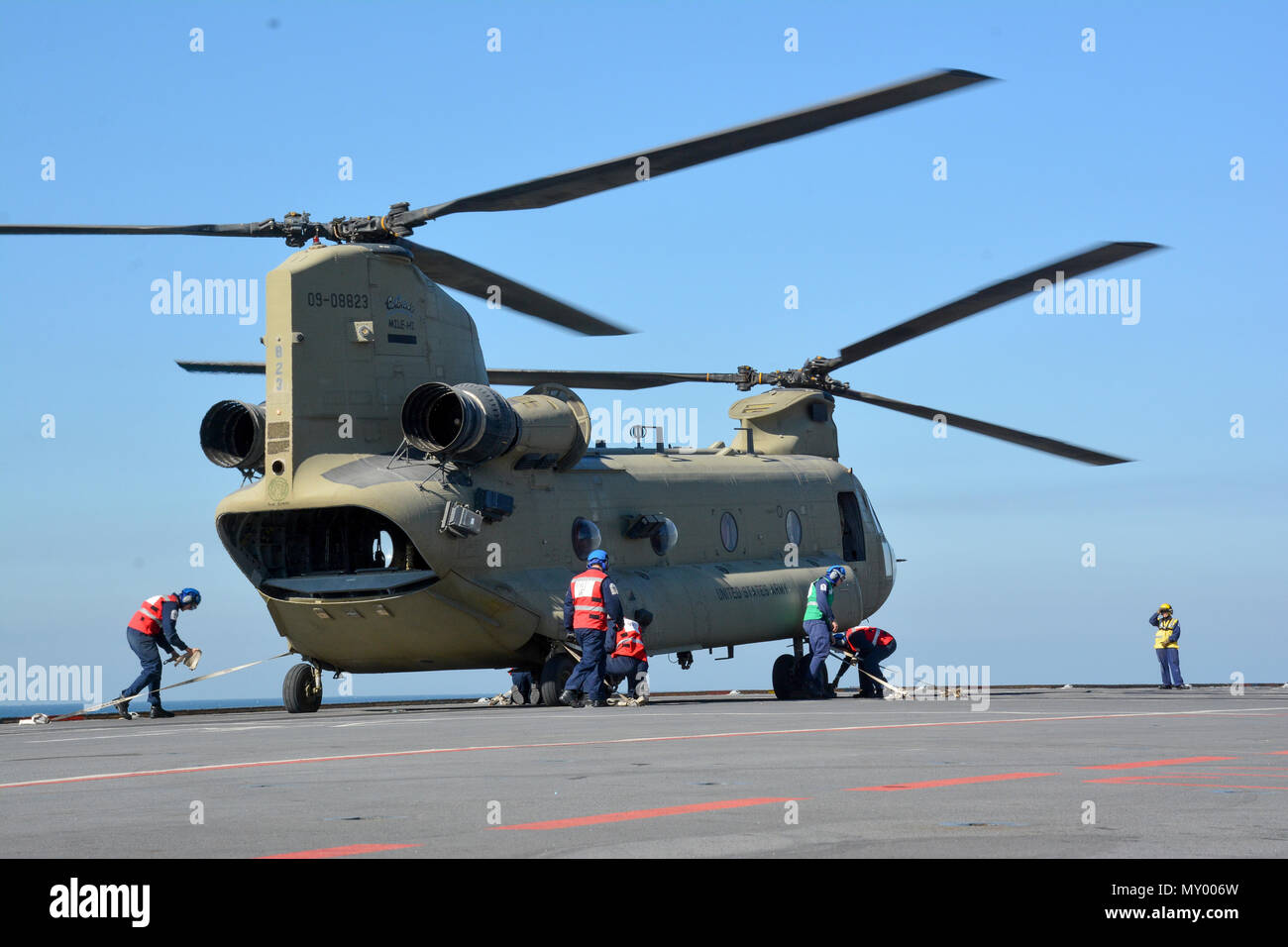 Kuwait- The lashing crew from the Royal Navy's flagship, HMS Ocean ...