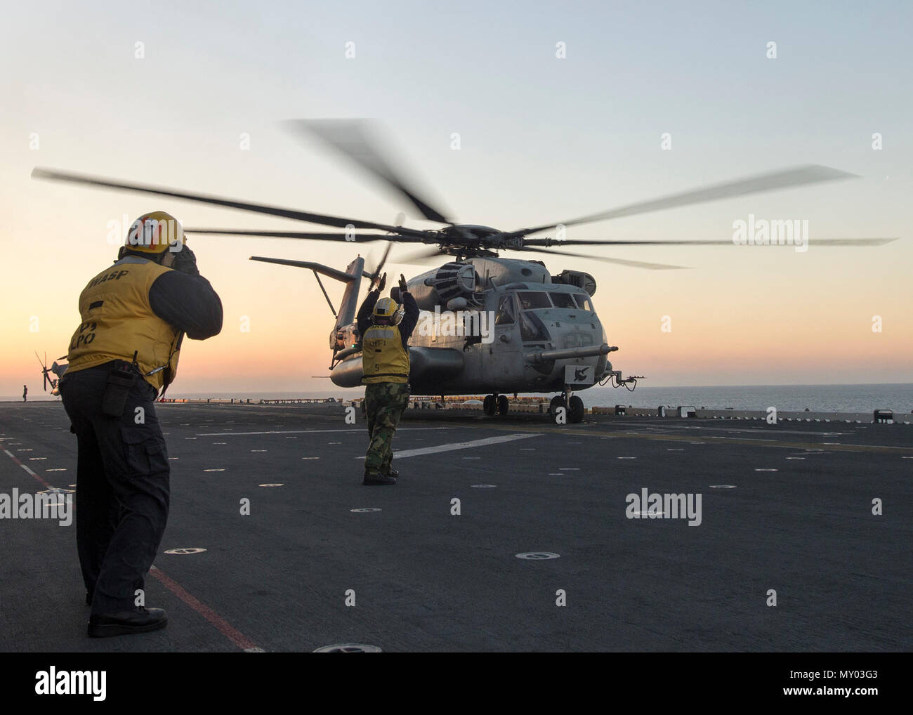 Helicopter offloading operations hi-res stock photography and images ...