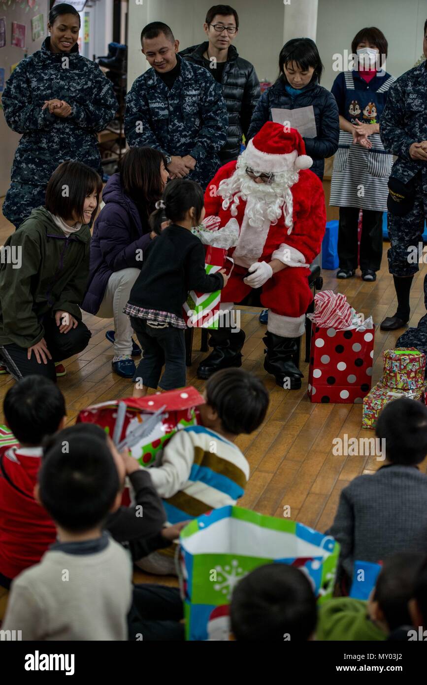 161220-N-OI810-538 YOKOSUKA, Japan (Dec. 20, 2016) Petty Officer 3rd ...