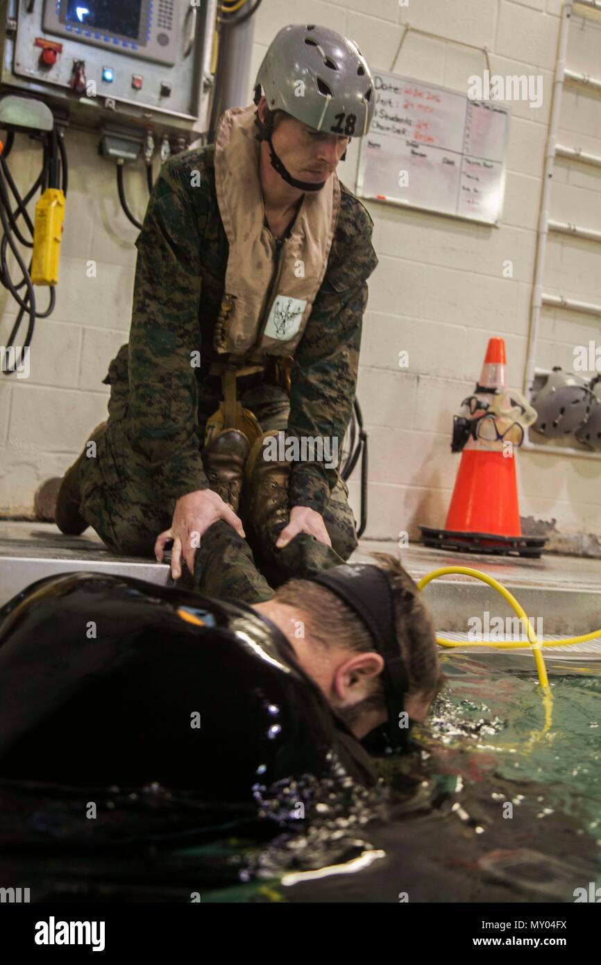 Helo dunker hi-res stock photography and images - Alamy