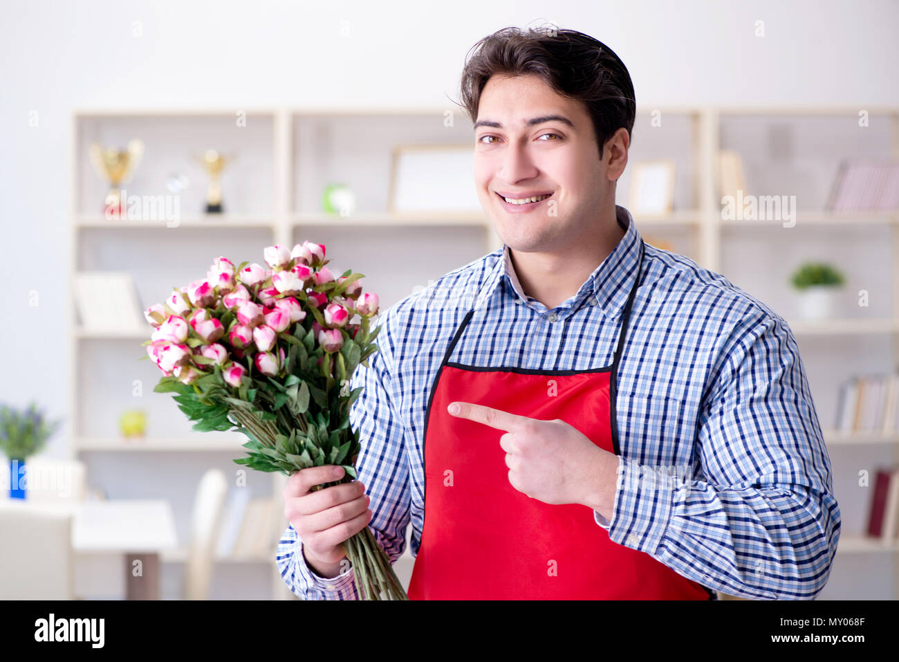 Flower shop assistant offering a bunch of flowers Stock Photo - Alamy