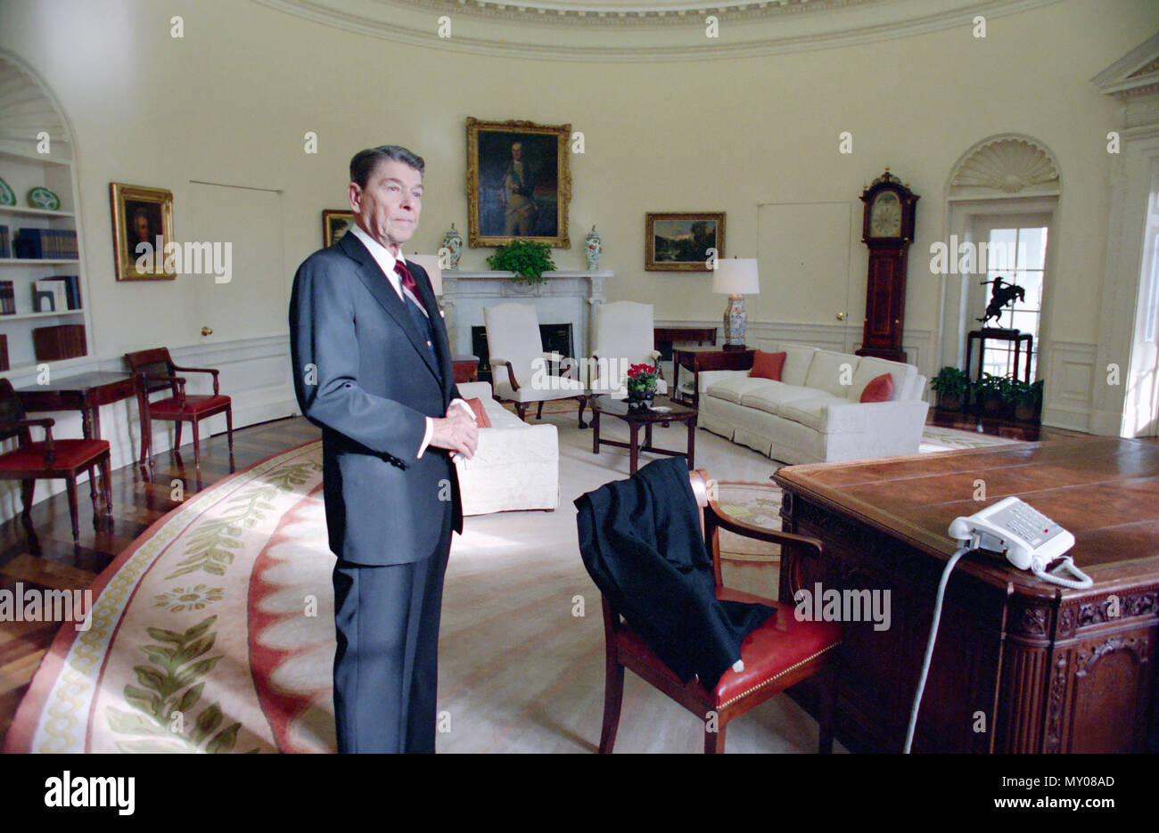 Ronald reagan oval office 1980s hi-res stock photography and images - Alamy