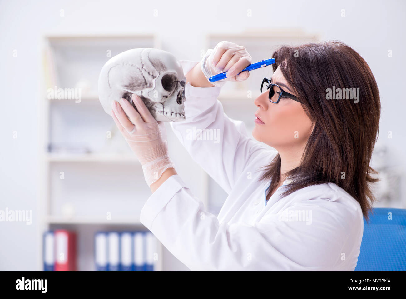 Doctor working in the lab on skeleton Stock Photo - Alamy