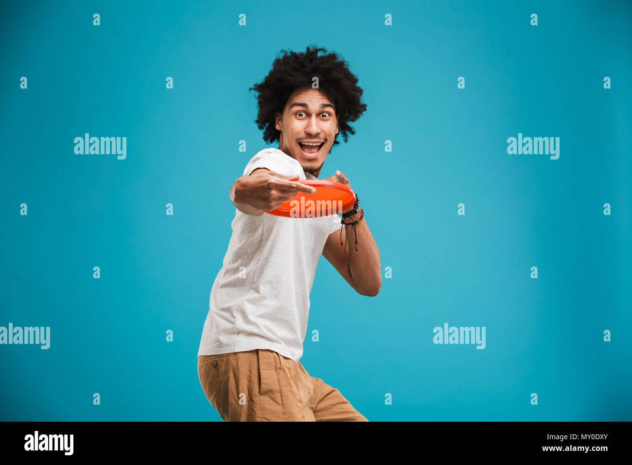 Person throwing frisbee hi-res stock photography and images - Alamy
