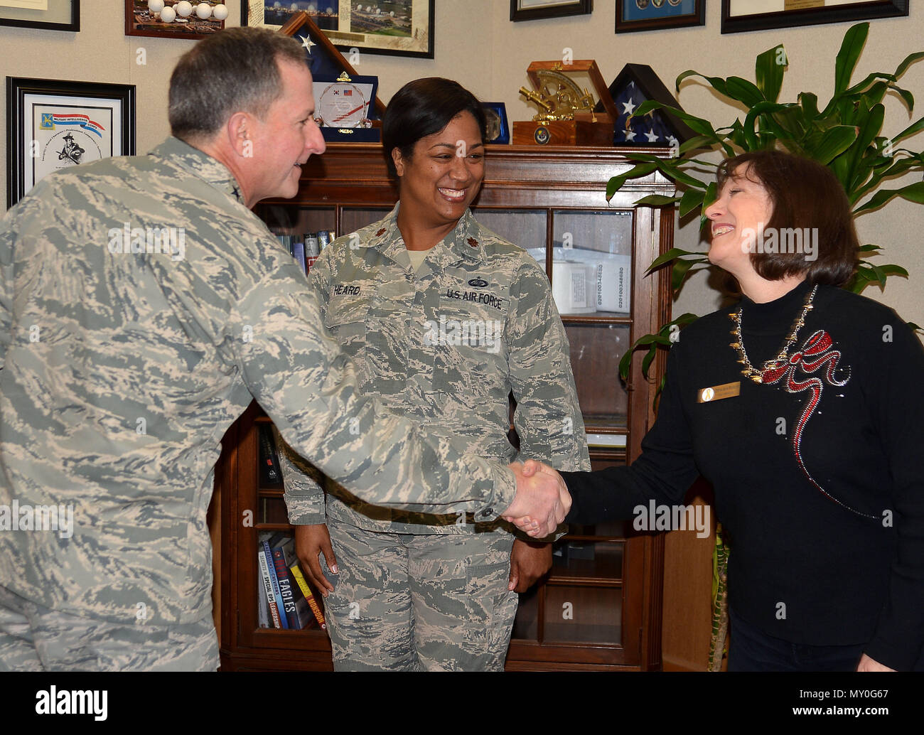 Bruce glover hi-res stock photography and images - Alamy