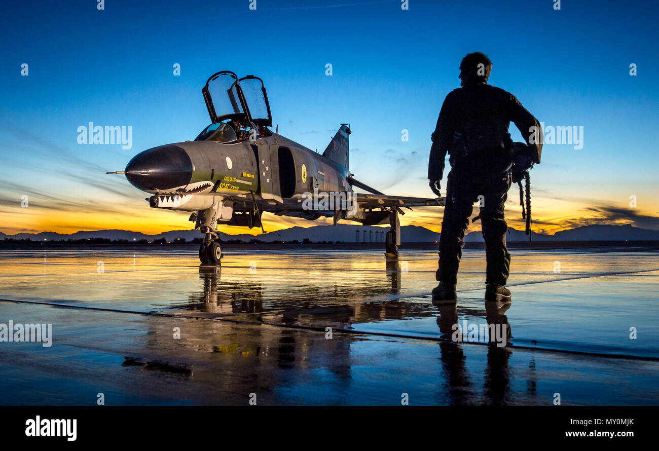F 4 phantom ii on flight hi-res stock photography and images - Alamy