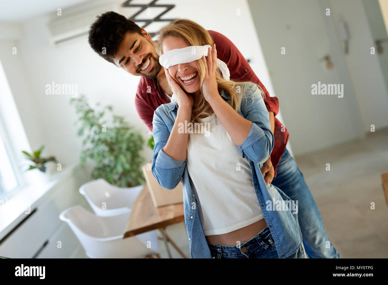 Happy couple moving house hi-res stock photography and images - Alamy